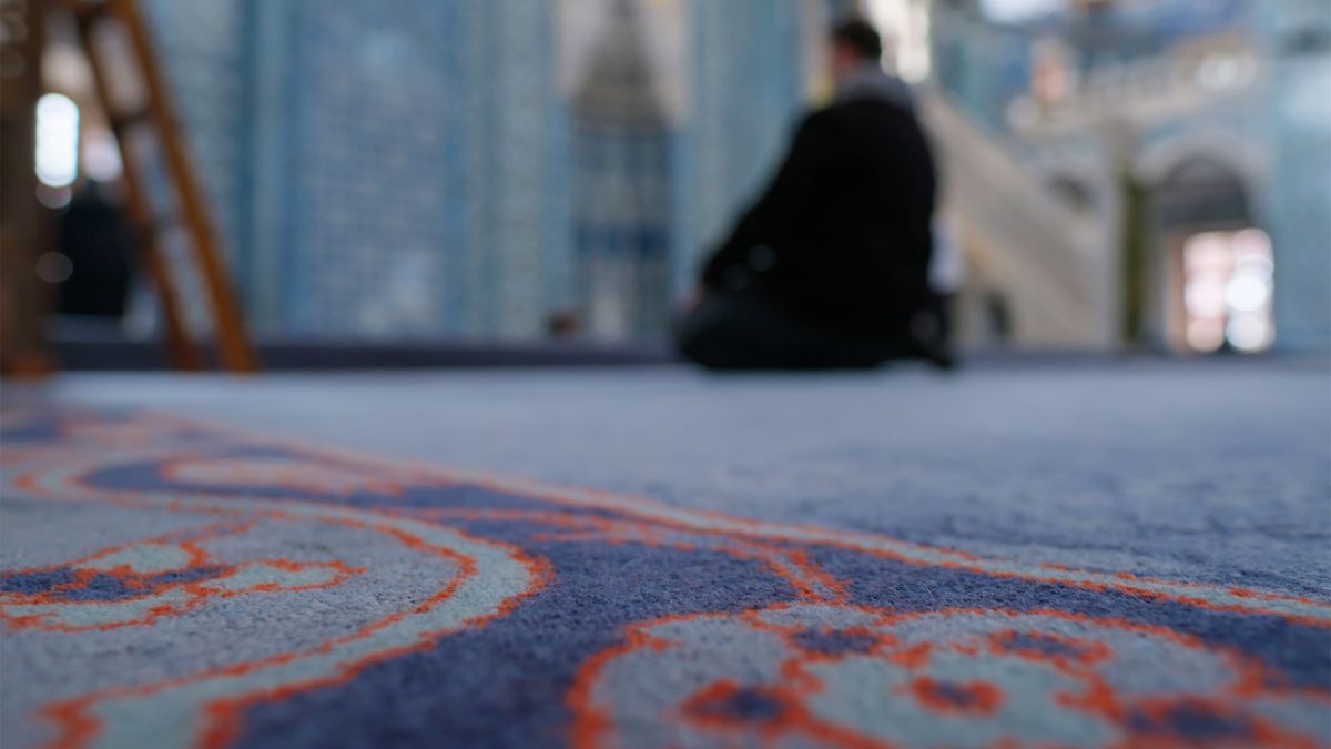 On the Placing of Hands in Prayer during Qiyām - troid.org | Digital Daʿwah